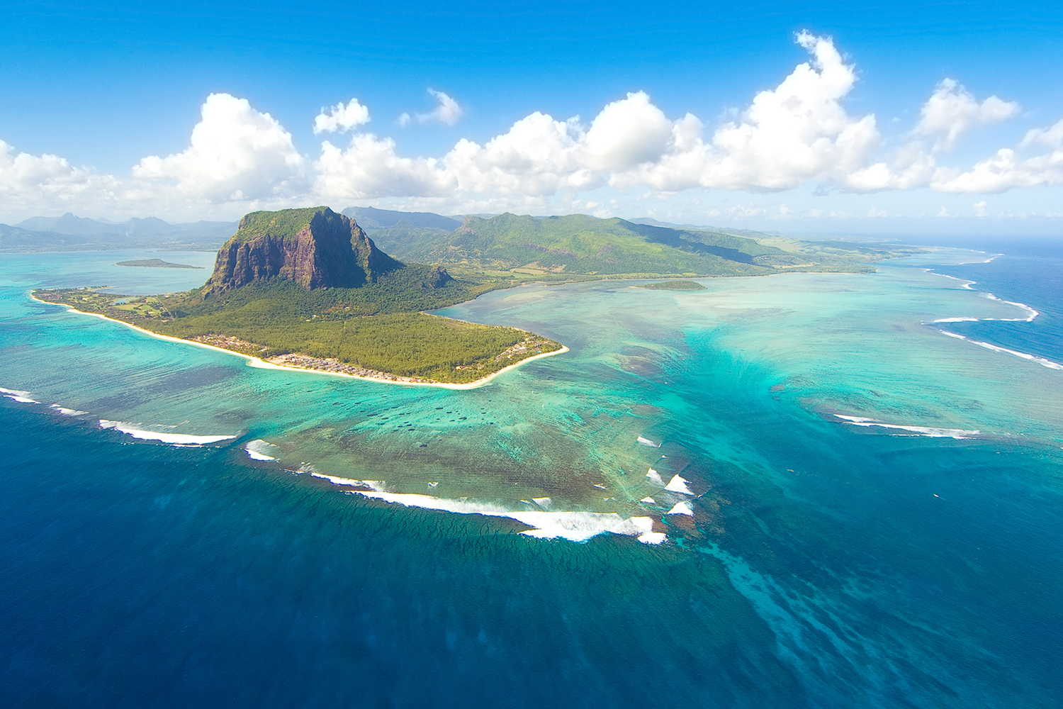 The Coral Reefs of Mauritius – ROBERT MARK SAFARIS